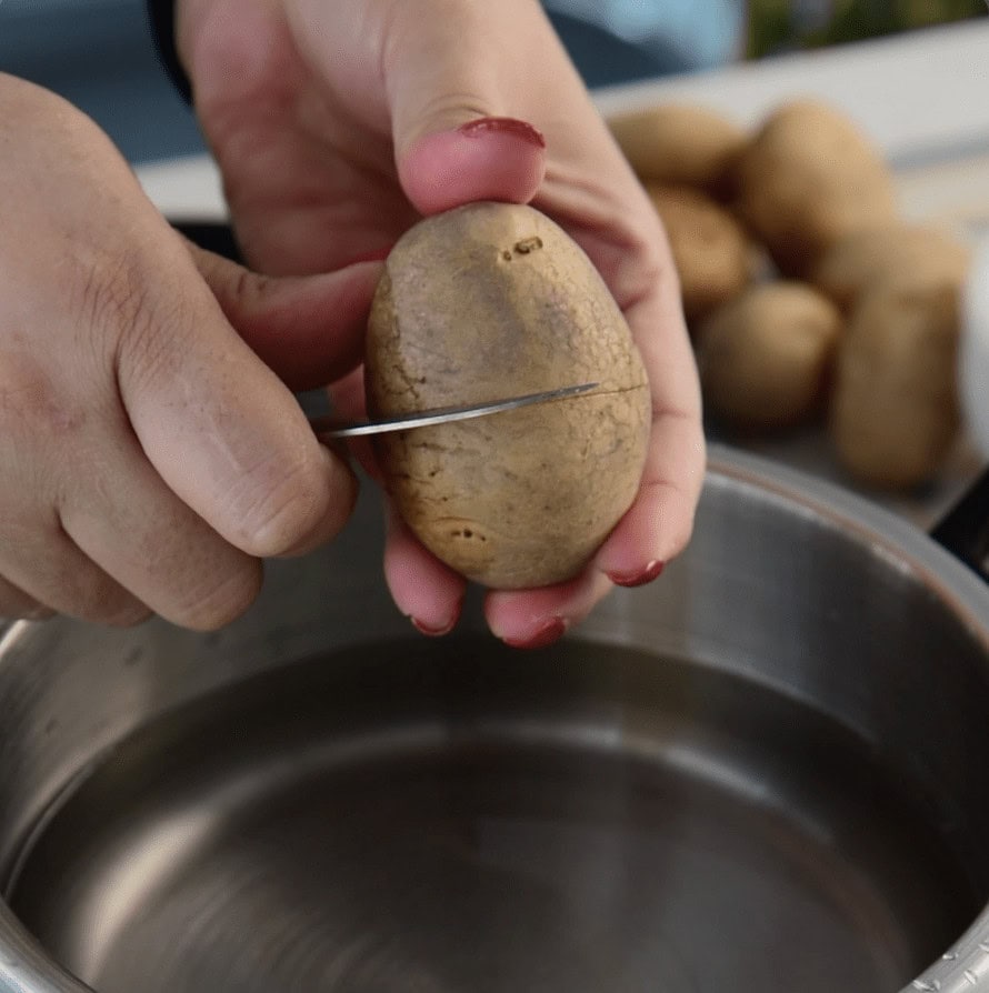Try This Mind-Blowing Potato Peeling Hack for Easy Kitchen Prep ...